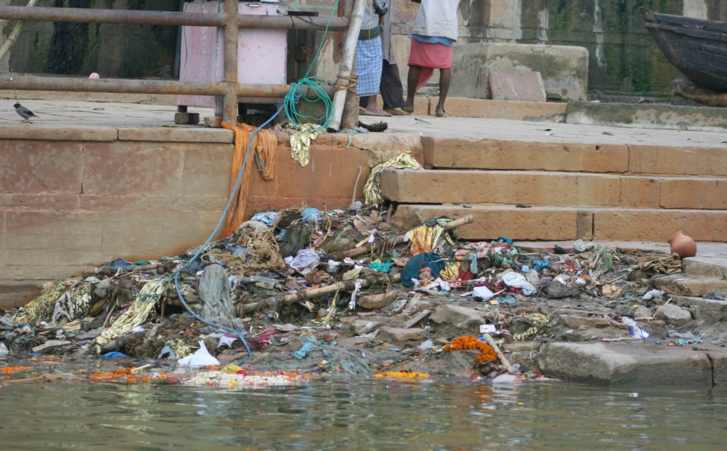 Dirty Ganges River - HIDDEN GEM TRAVELBLOG